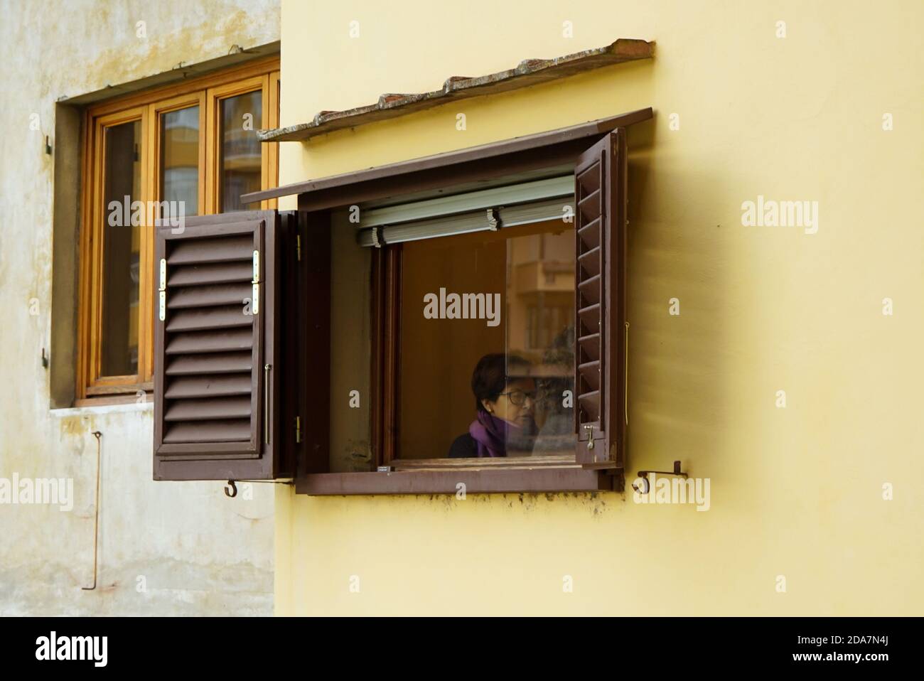 Italian lady in window hi-res stock photography and images - Alamy