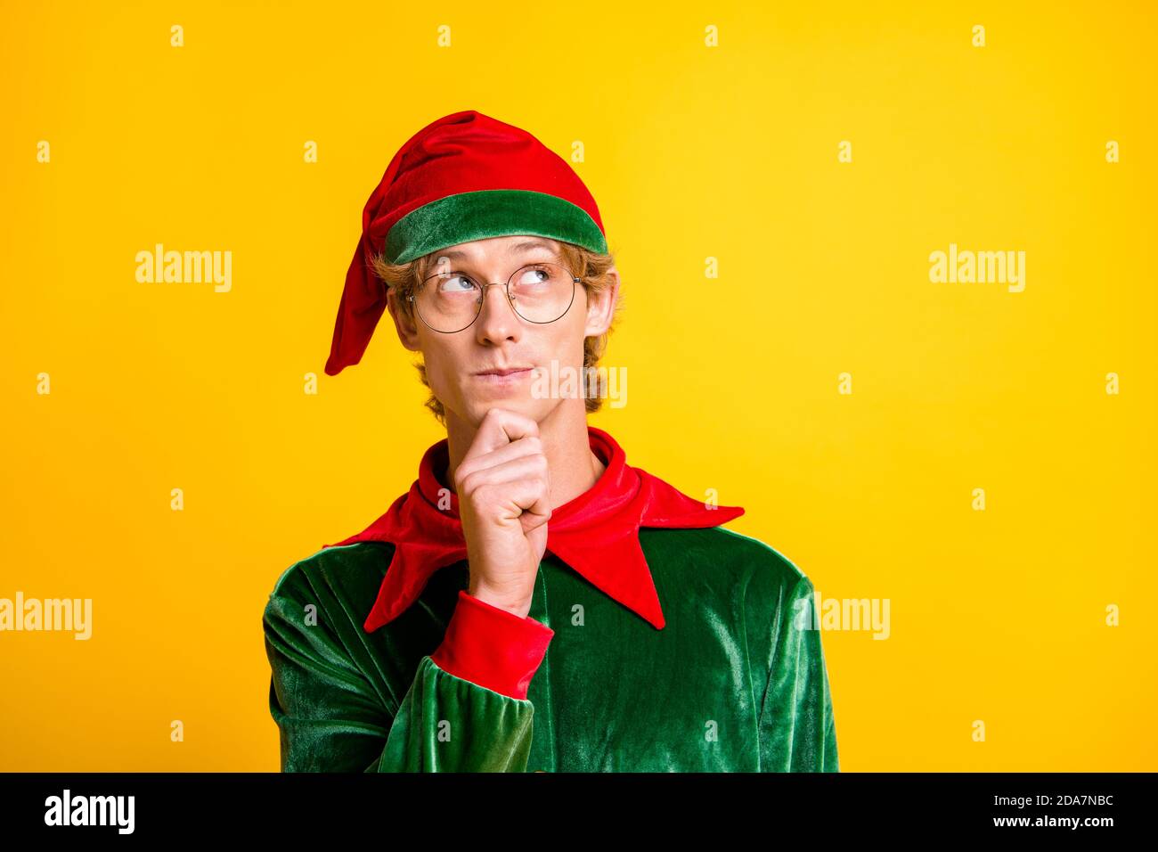 Close-up portrait of his he nice attractive curious minded bewildered ...