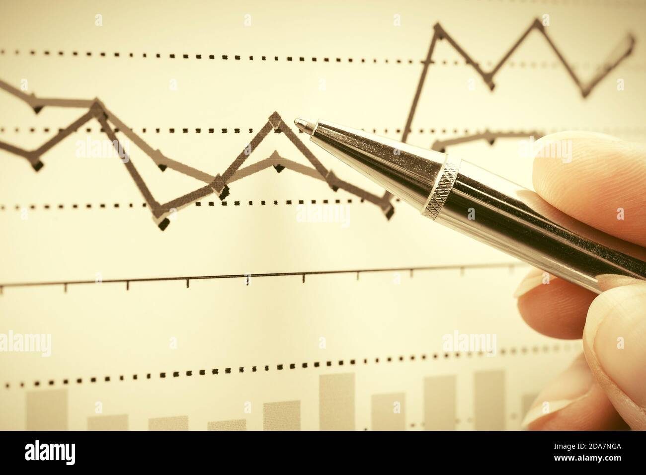 Bar charts and graphs hi-res stock photography and images - Alamy