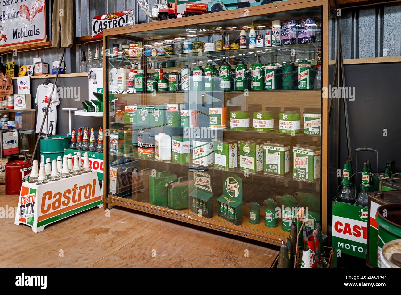 Castrol hi-res stock photography and images - Alamy