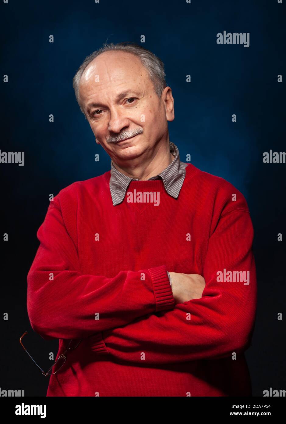 Old macho man. Portrait of an elderly emotional man on a dark ...