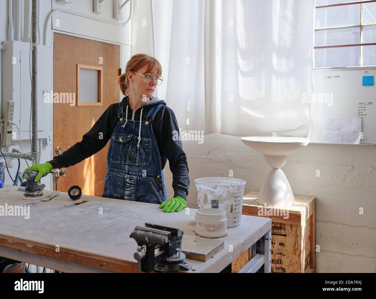 Professional female sculptor working in her studio Stock Photo - Alamy