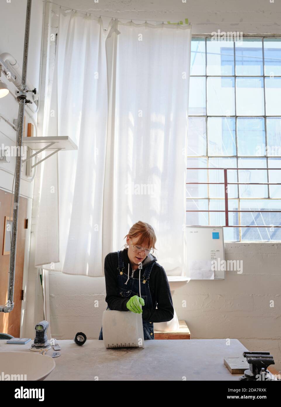 Professional female sculptor working in her studio Stock Photo - Alamy