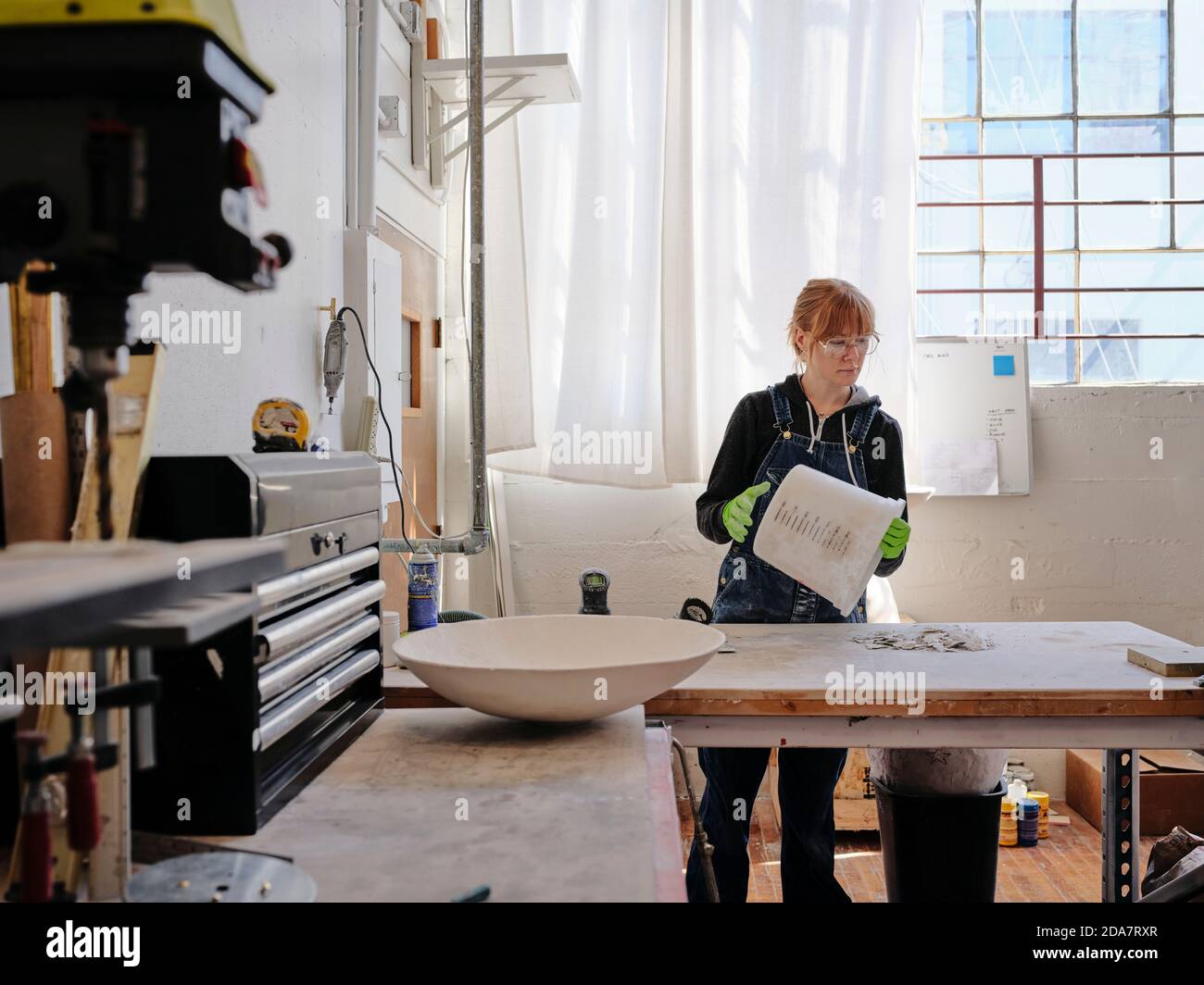 Professional female sculptor working in her studio Stock Photo - Alamy