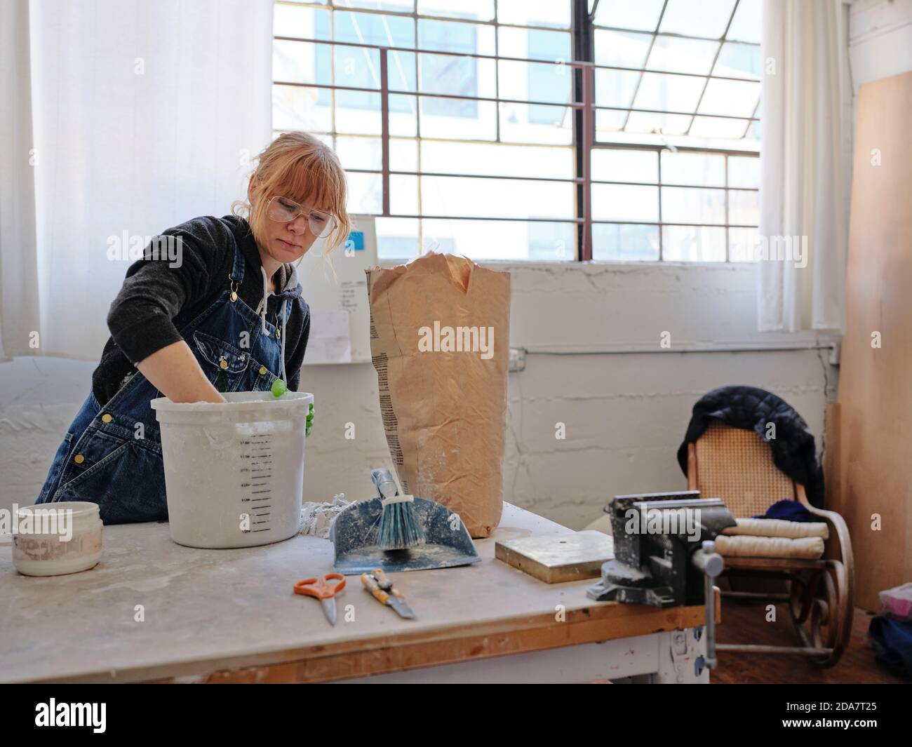 Professional female sculptor working in her studio Stock Photo - Alamy