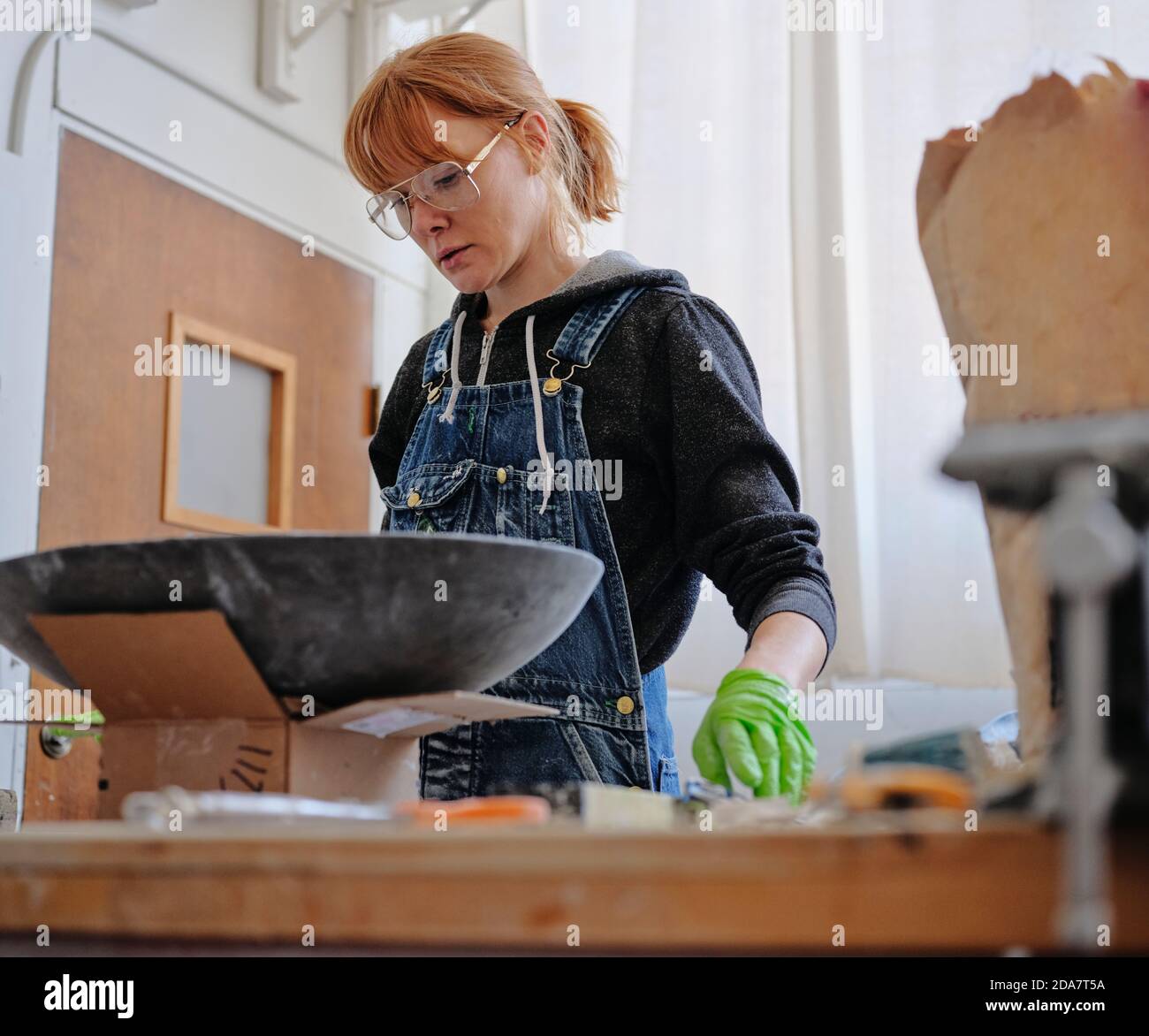 Professional female sculptor working in her studio Stock Photo - Alamy