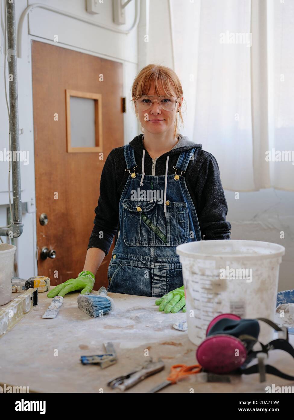 Portrait of professional female sculptor in her studio Stock Photo - Alamy