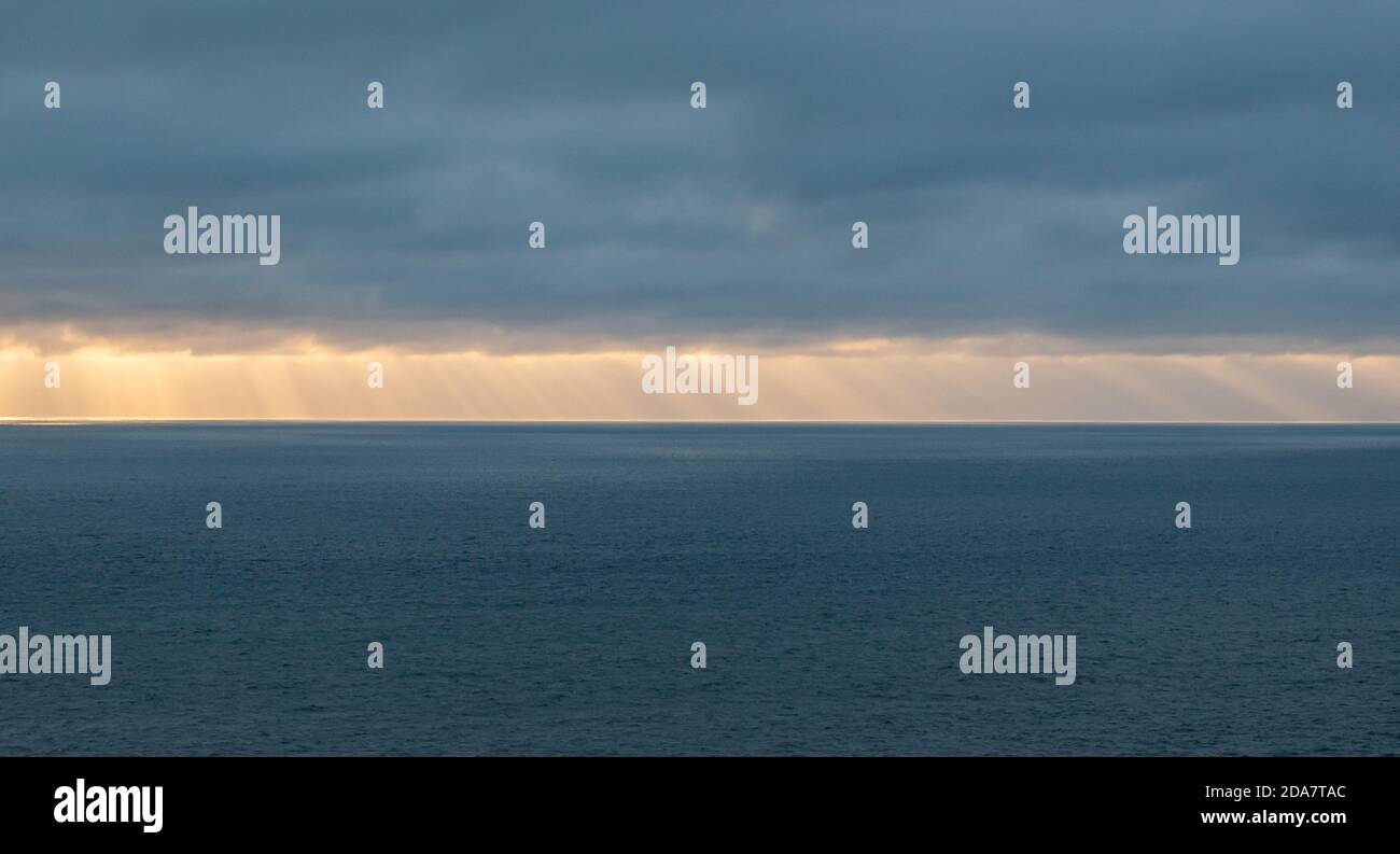 Sun rays coming down from the clouds hi-res stock photography and ...