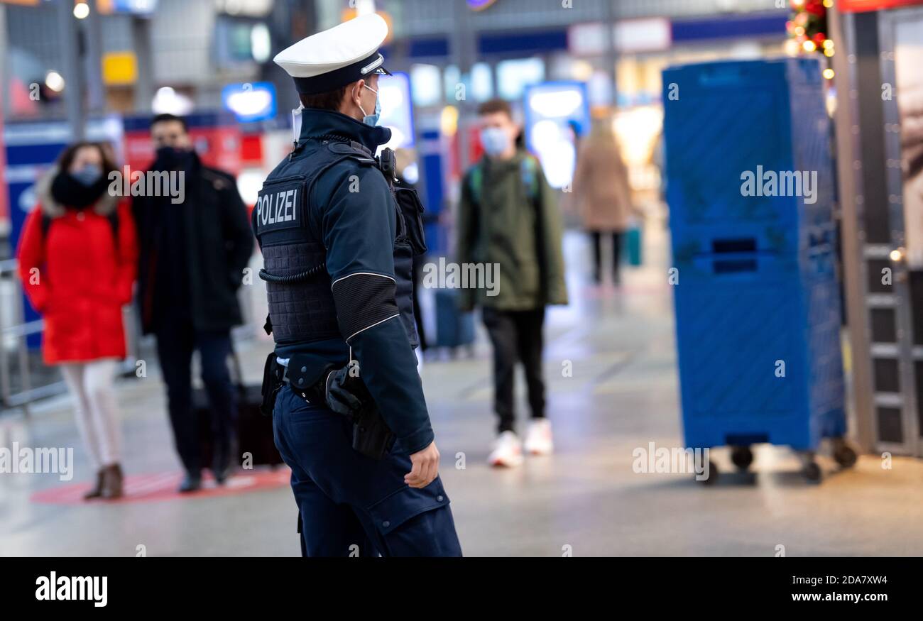 Munich, Germany. 10th Nov, 2020. A policeman of the federal police ...