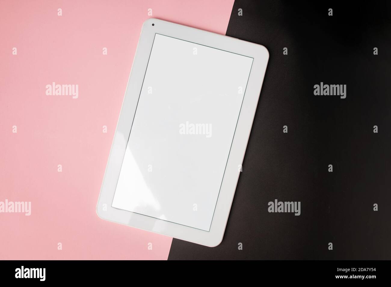 Tablet mock-up with white screen on pink and black Stock Photo - Alamy