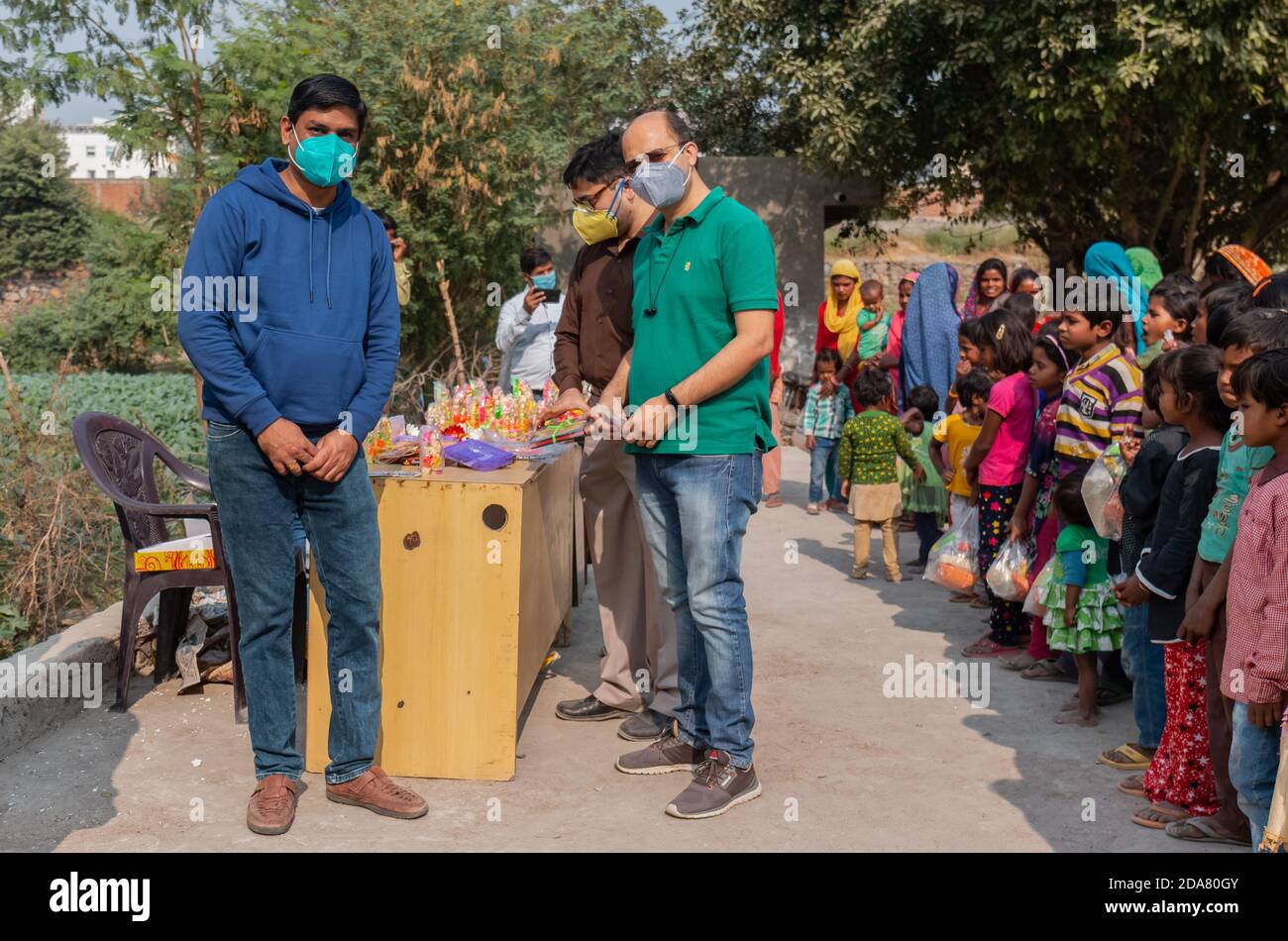 Distributing food students hi-res stock photography and images - Alamy