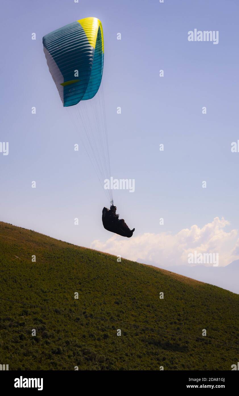 Extreme parasailer hi-res stock photography and images - Alamy