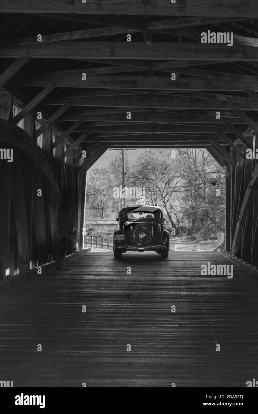 Car driving through bridge hi-res stock photography and images - Alamy