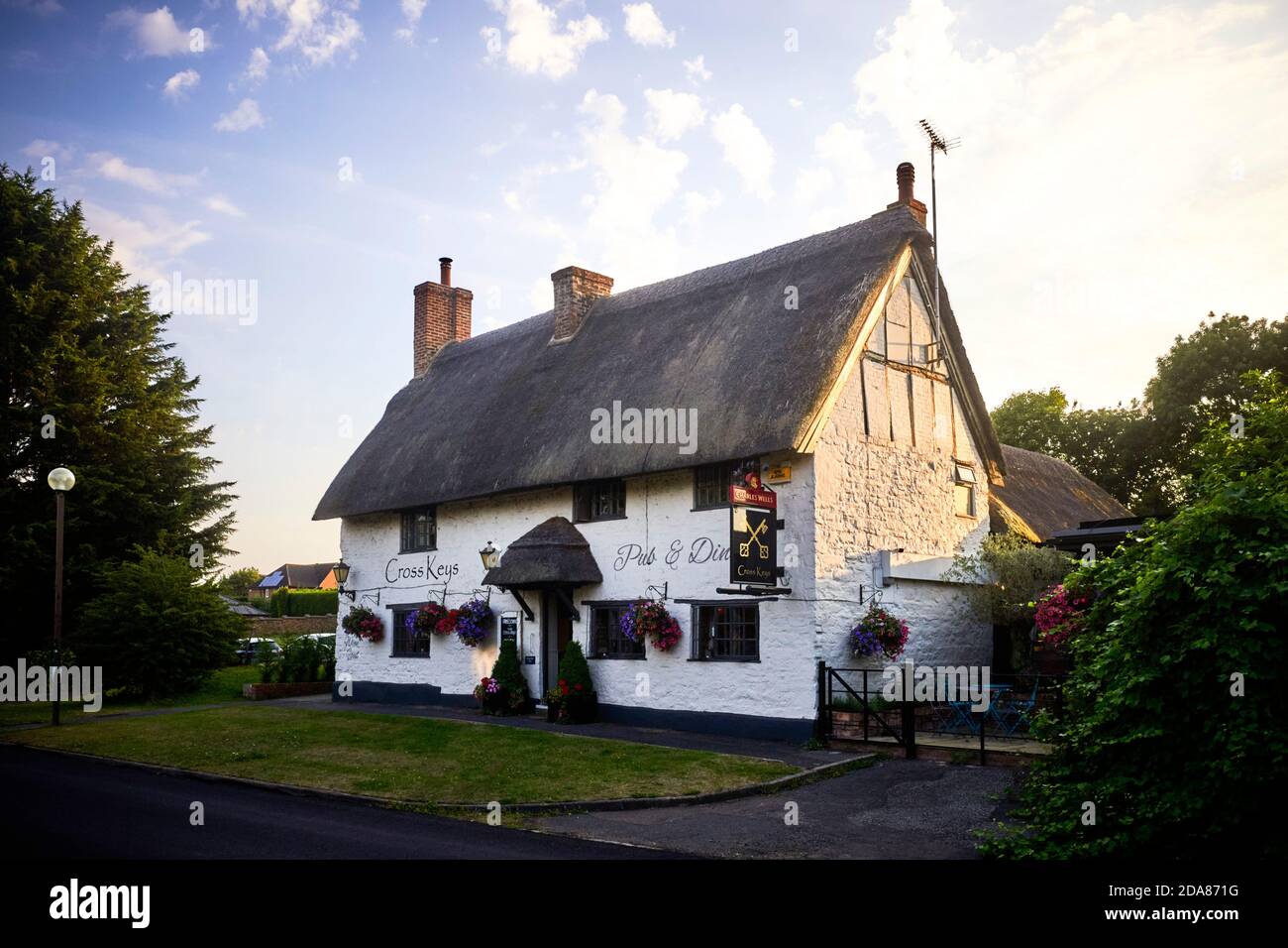 The cross keys pub hi-res stock photography and images - Alamy