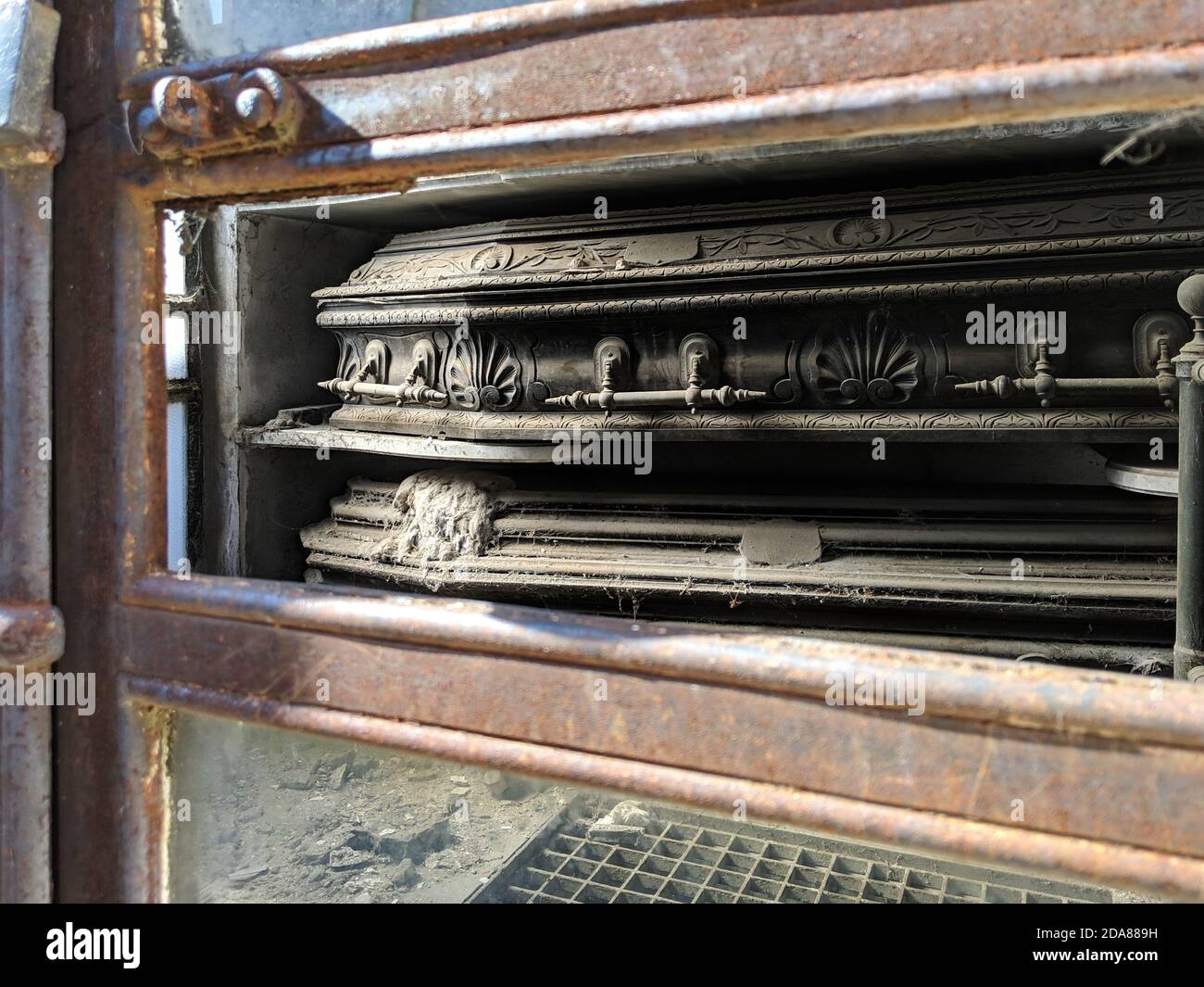 Old coffin spooky hi-res stock photography and images - Alamy