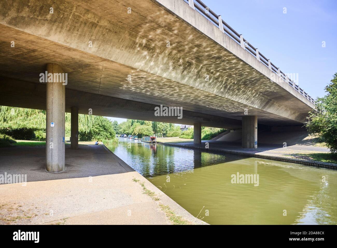 A road bridge over the Grand Union Canal at Milton Keynes Stock Photo ...