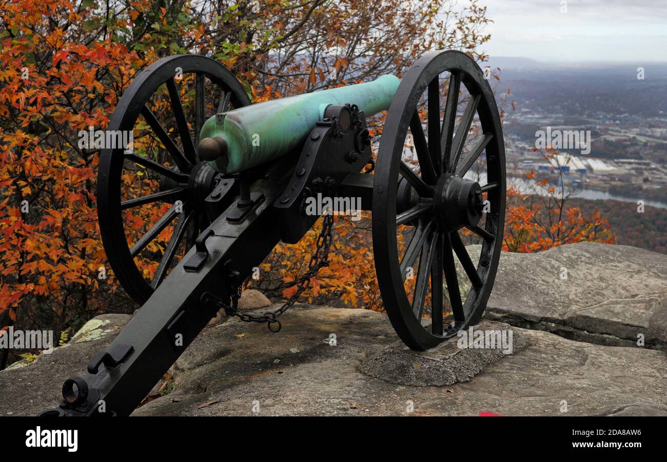 Cannon overlooks Chattanooga at Moccasin Bend in Tennessee from Fort ...