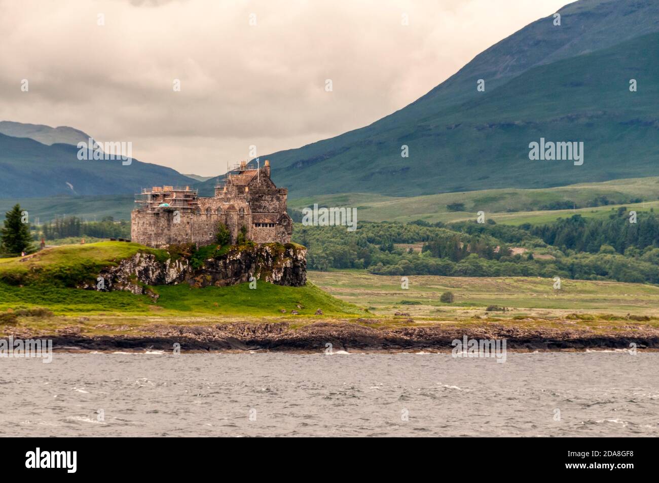 Duart castle on the isle of mull hi-res stock photography and images ...