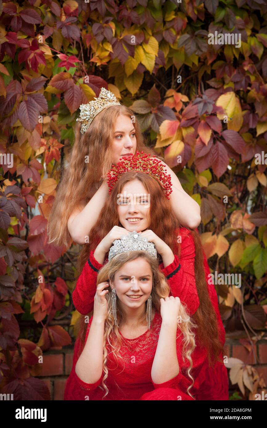 Russian girls are beautiful. Russian national traditions. Sisters in ...