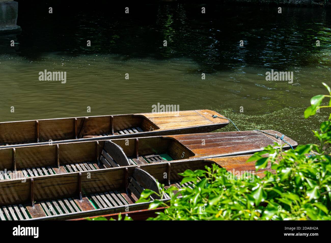 Punting boats by Magdalen Bridge Boathouse on river Cherwell in Oxford ...