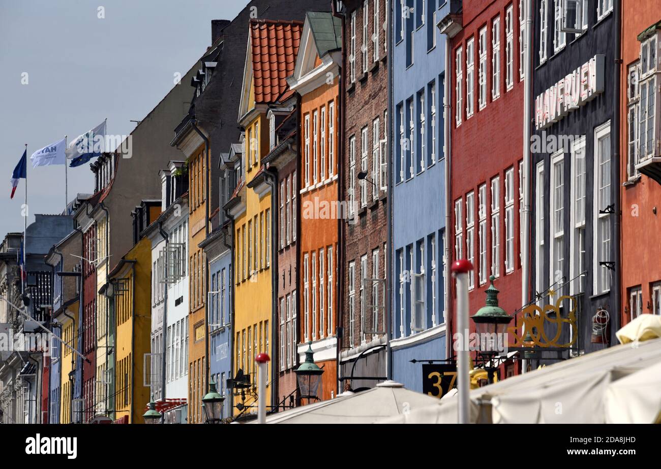 Colourful houses in Nyhavn, Copenhagen in Denmark Stock Photo - Alamy