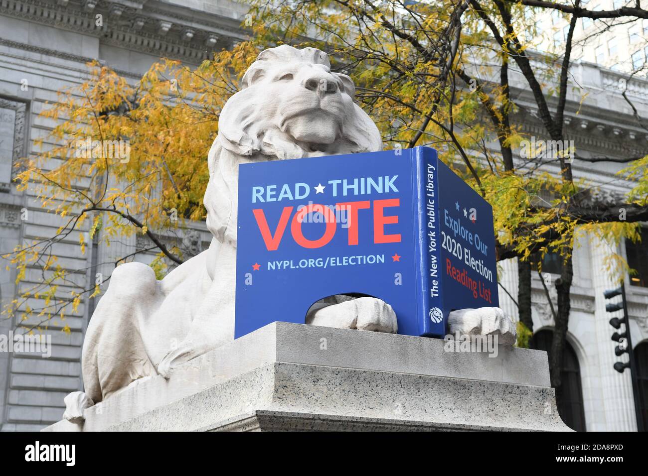 Stone lion at entrance to the New York City Library Stock Photo - Alamy