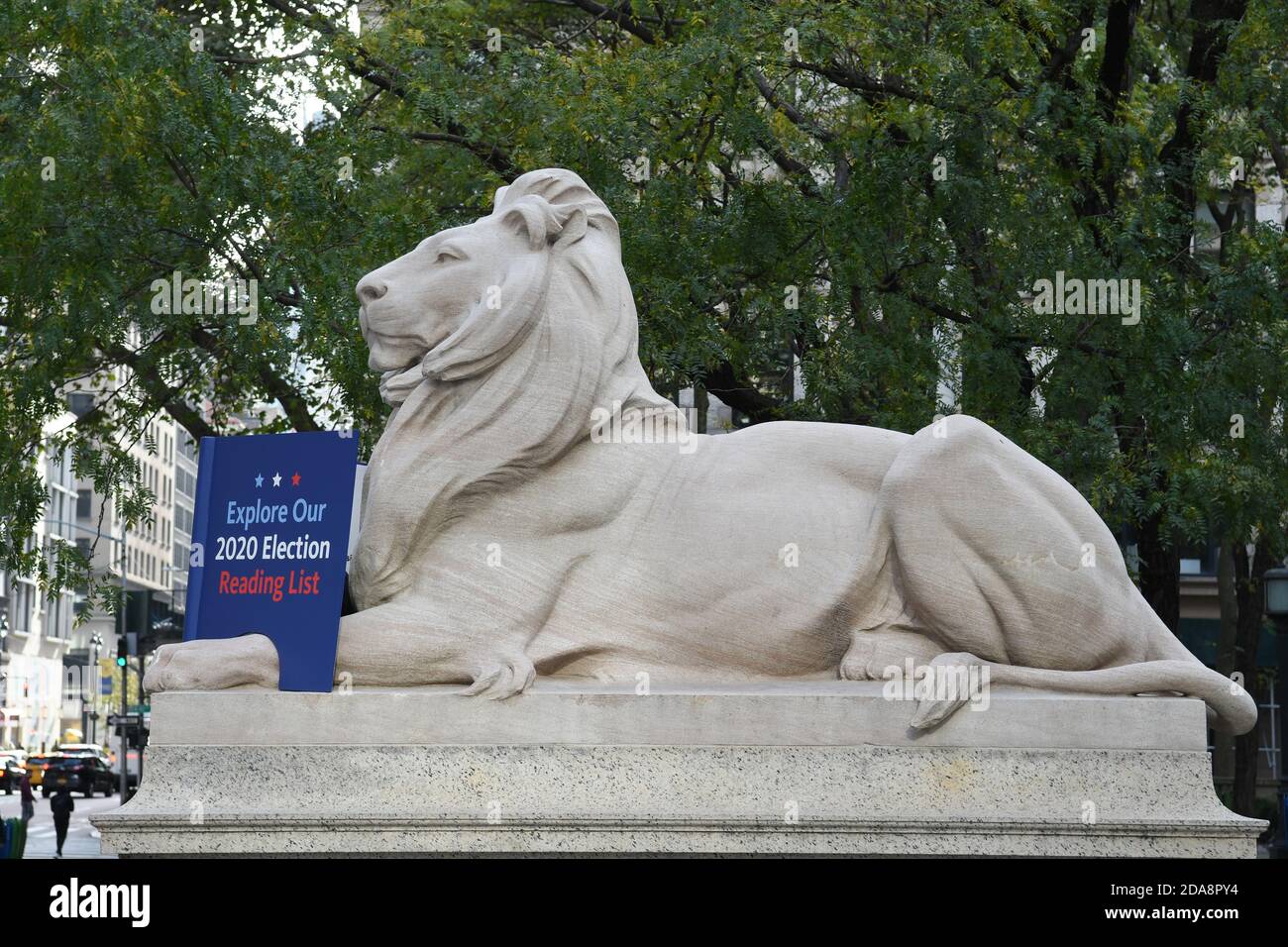 Stone lion at entrance to the New York City Library Stock Photo - Alamy