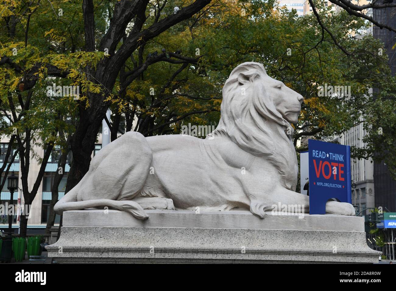 Stone lion at entrance to the New York City Library Stock Photo - Alamy