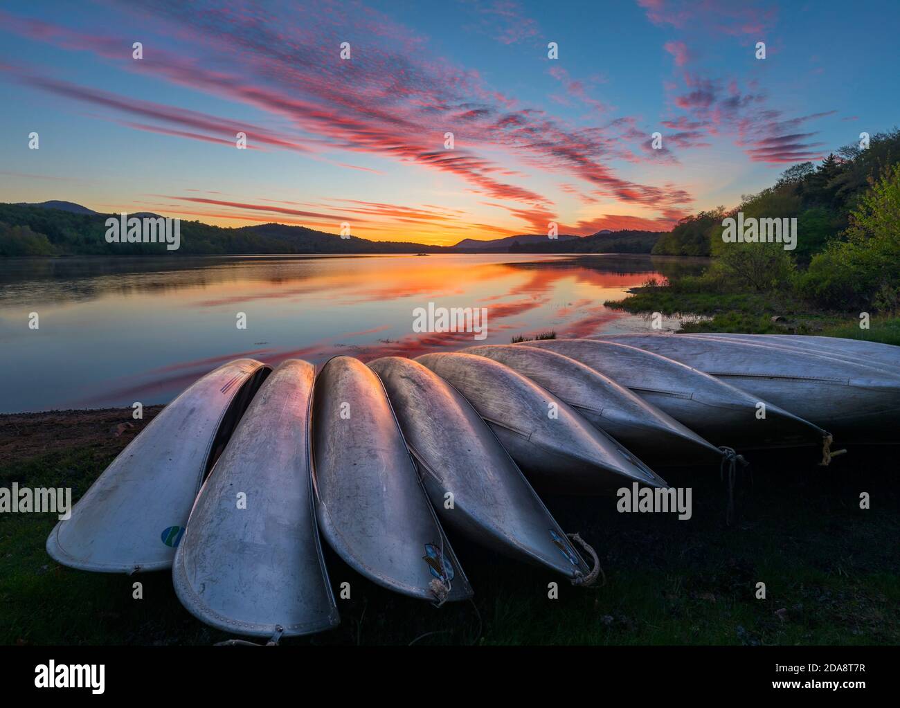 Indian canoes hi-res stock photography and images - Alamy