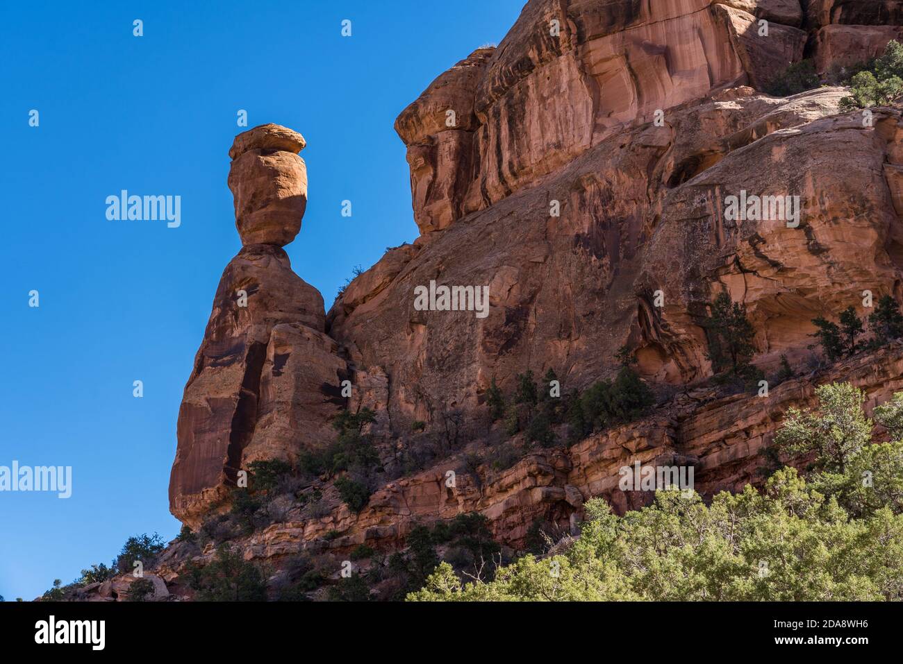 Balanced Rock, a sandstone tower in the Colorado National Monument ...