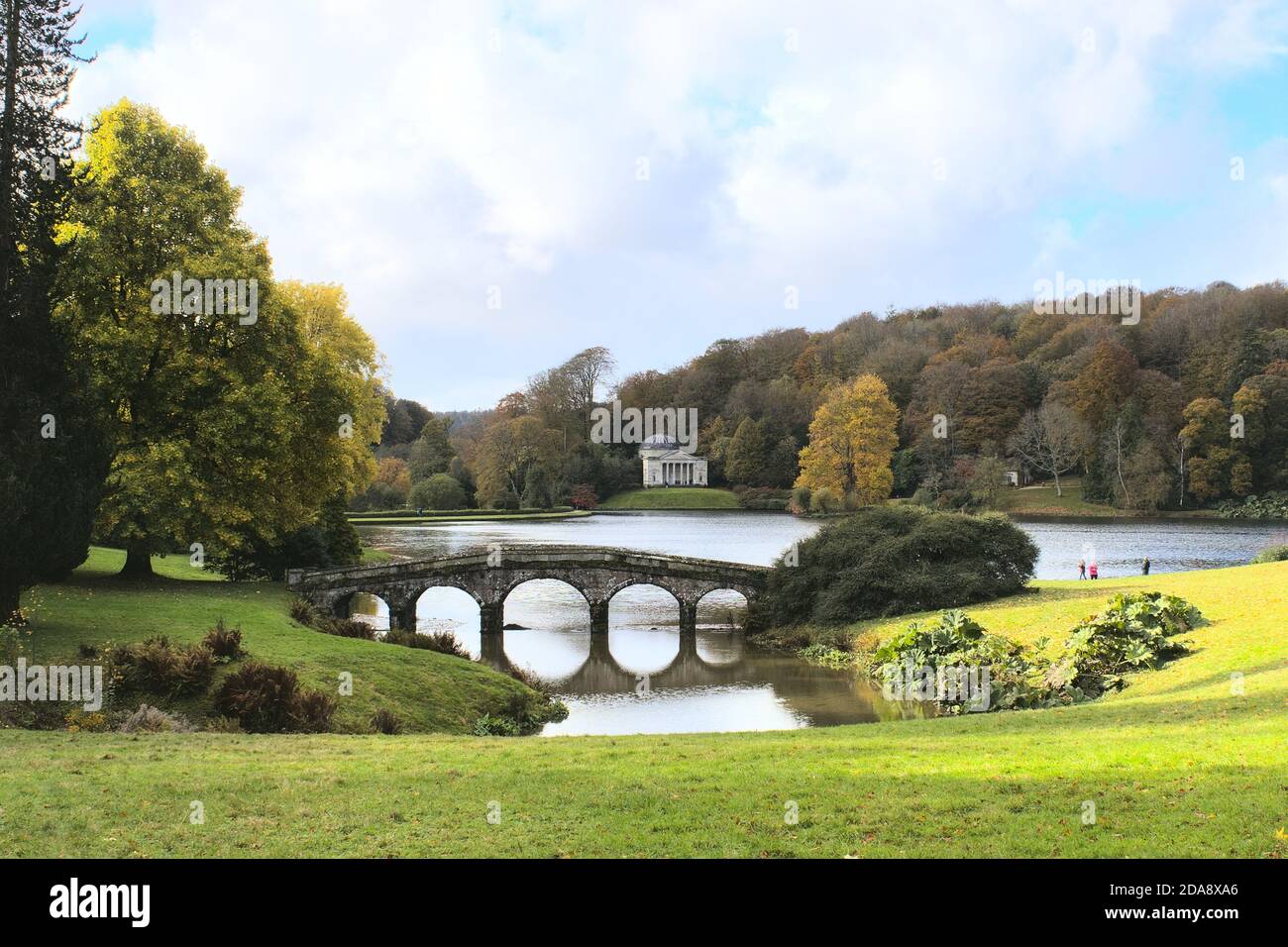 The Paladian Bridge and lake at Stourhead Stock Photo - Alamy