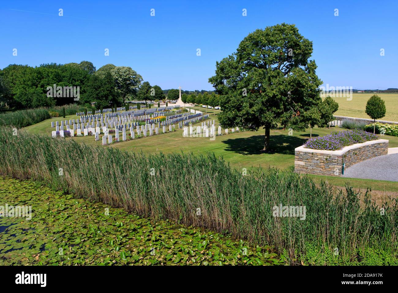 Graves at the (First and Second World War) Bedford House Cemetery ...