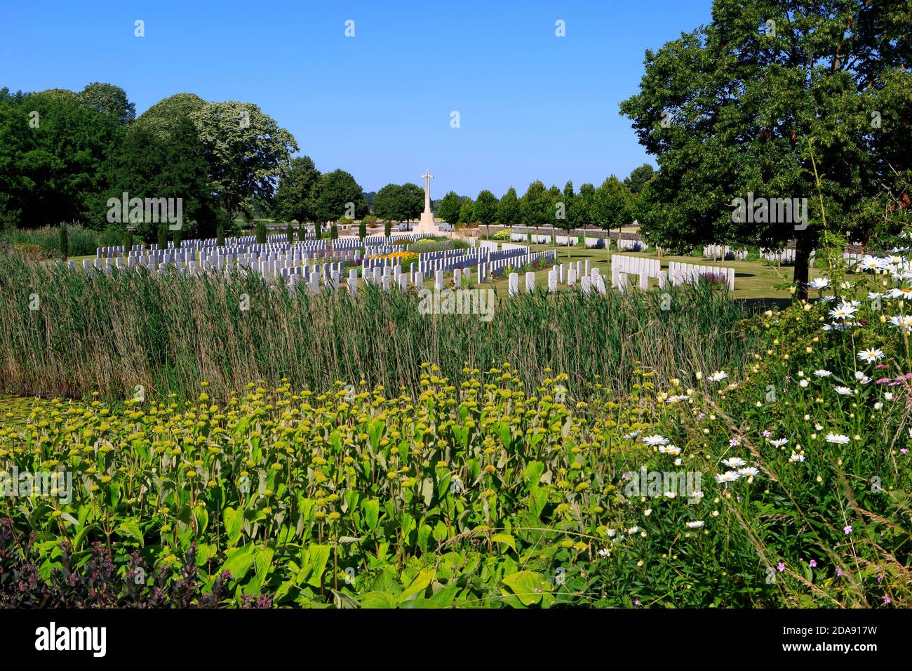 Graves at the (First and Second World War) Bedford House Cemetery ...