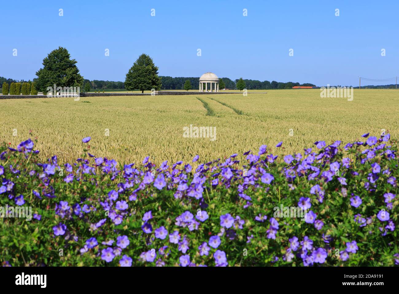 Pavilion and graves at the (First and Second World War) Bedford House ...