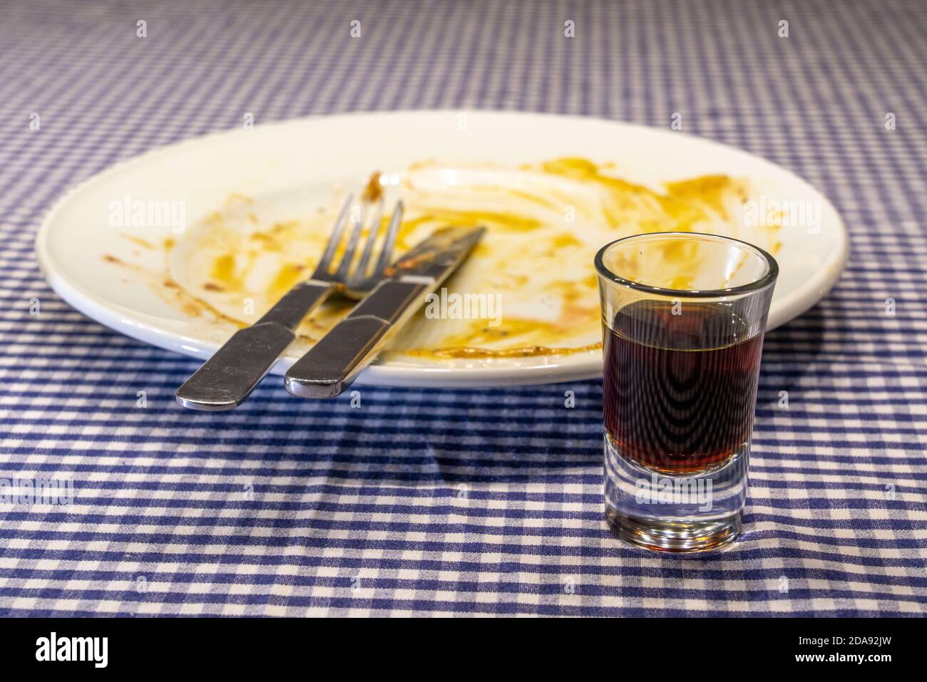 Symbol image Myth, schnapps, digestif, alcohol after a meal is good for ...