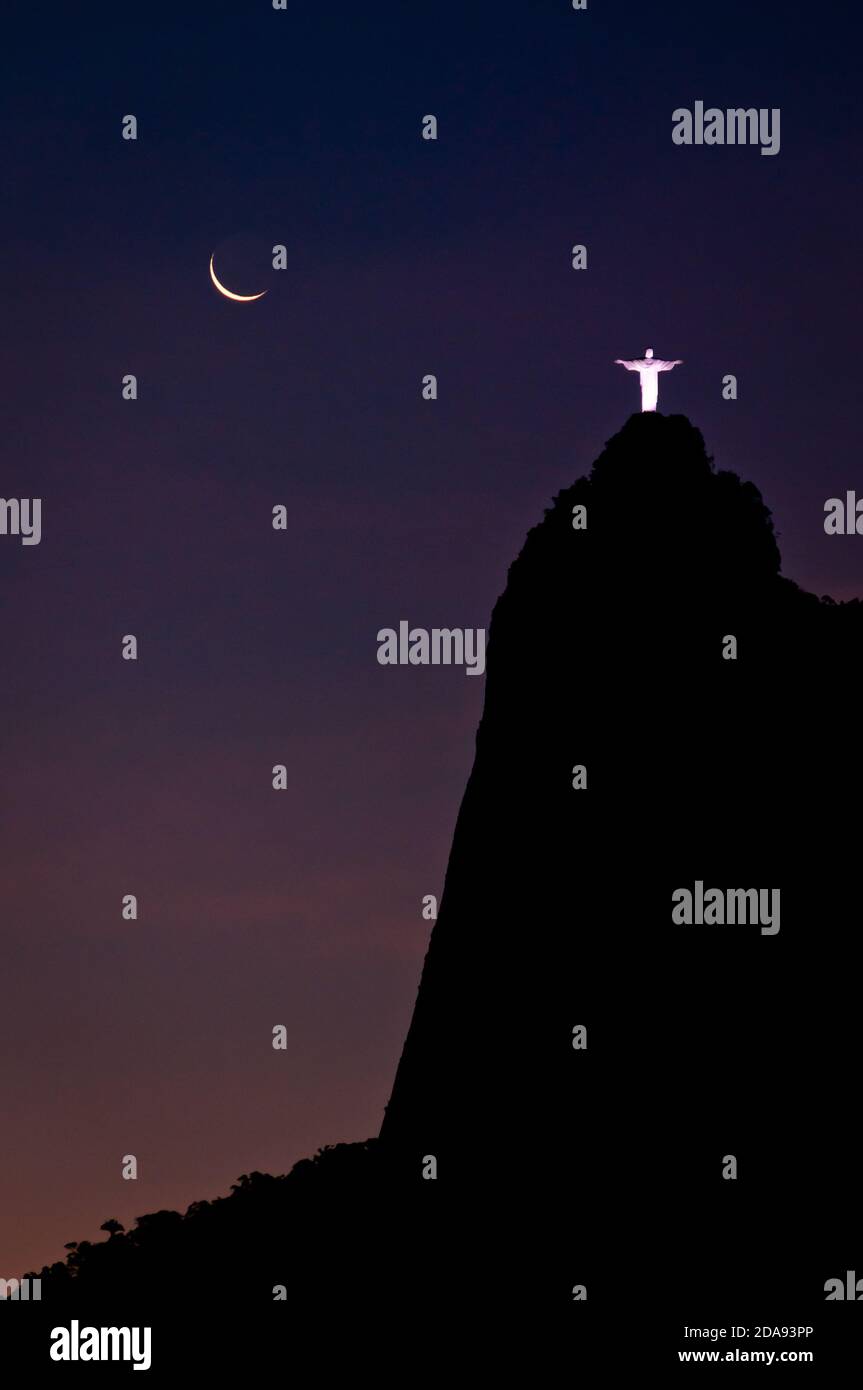 Christ the redeemer statue night hi-res stock photography and images ...