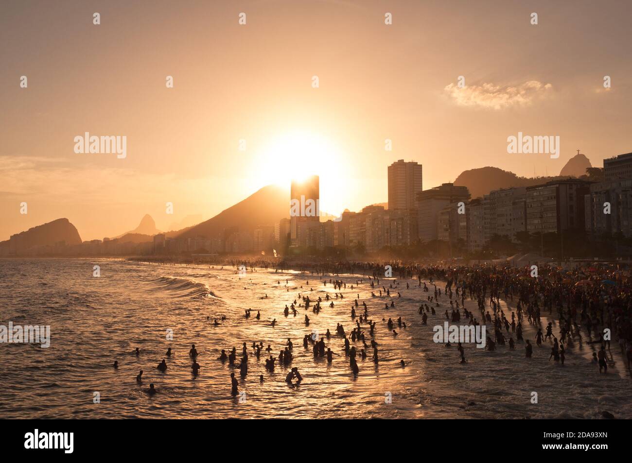 Rio de janeiro people sunbathing hi-res stock photography and images ...