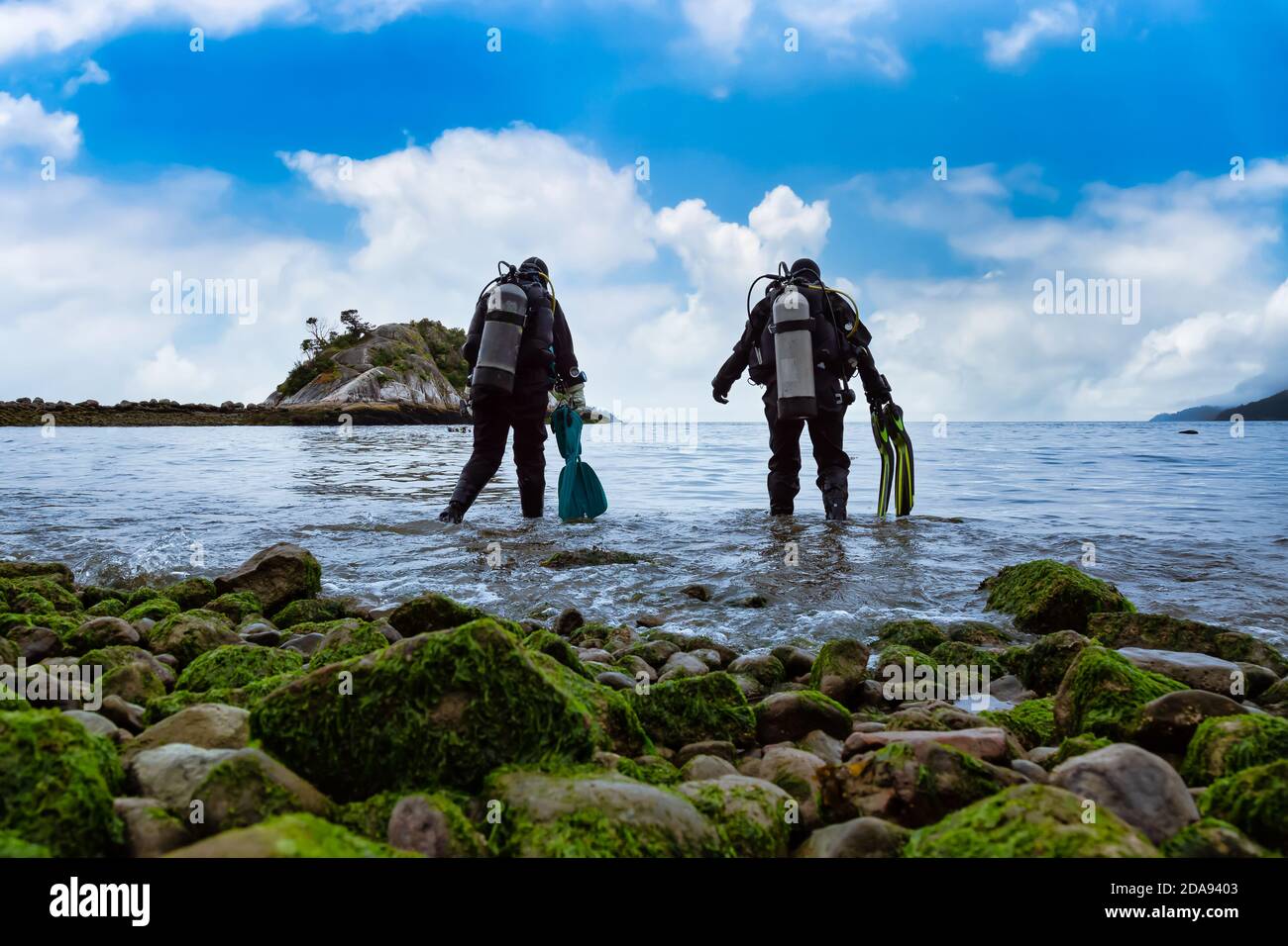 Woman go scuba diving hi-res stock photography and images - Alamy