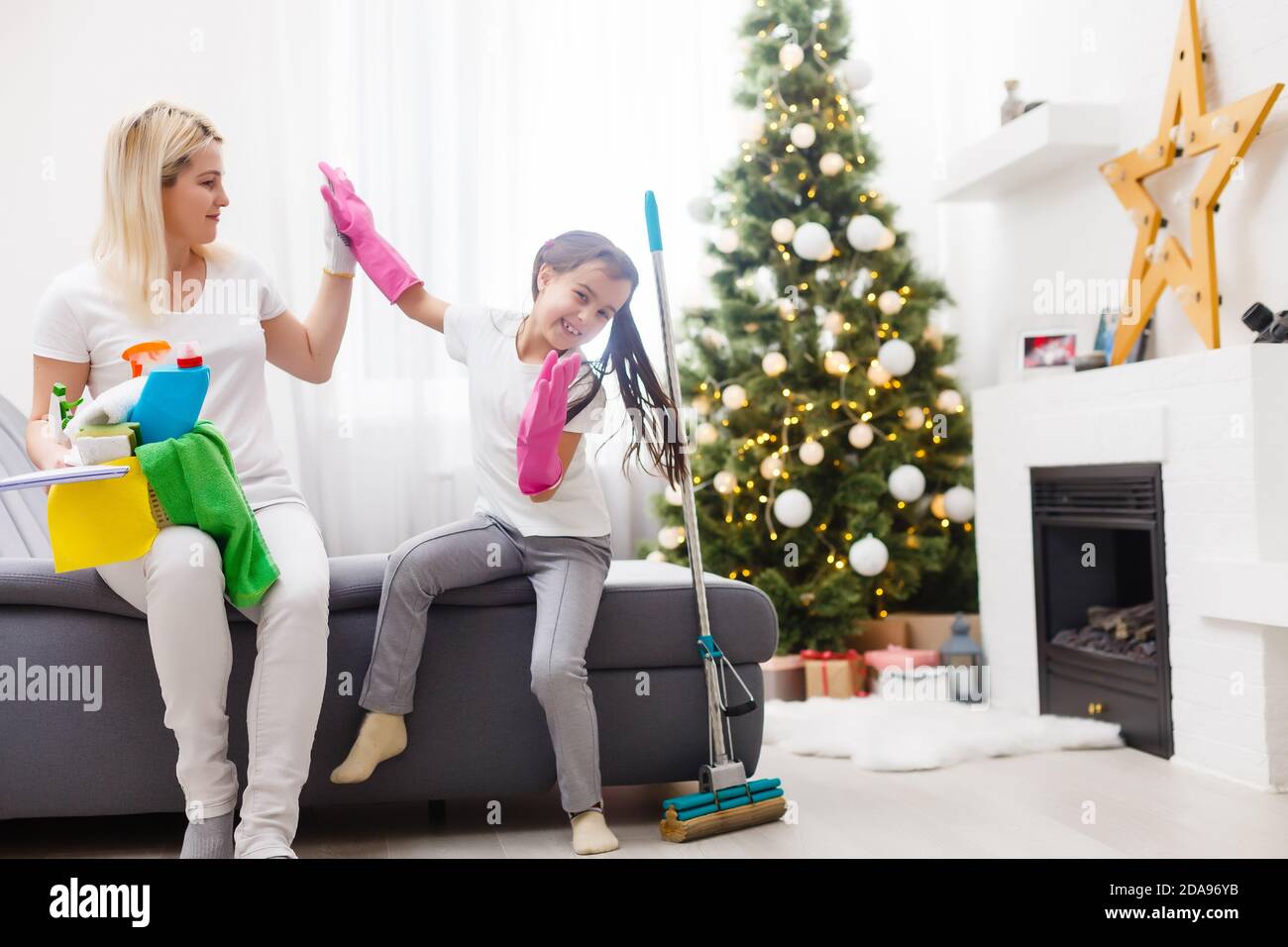 happy family do the cleaning Stock Photo - Alamy