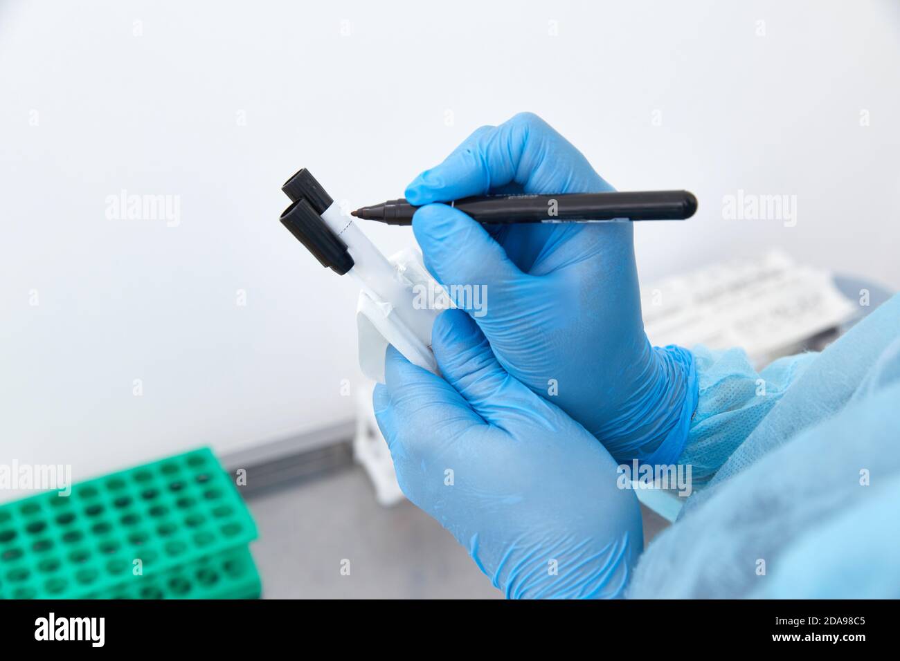 Scientist working sample hi-res stock photography and images - Alamy