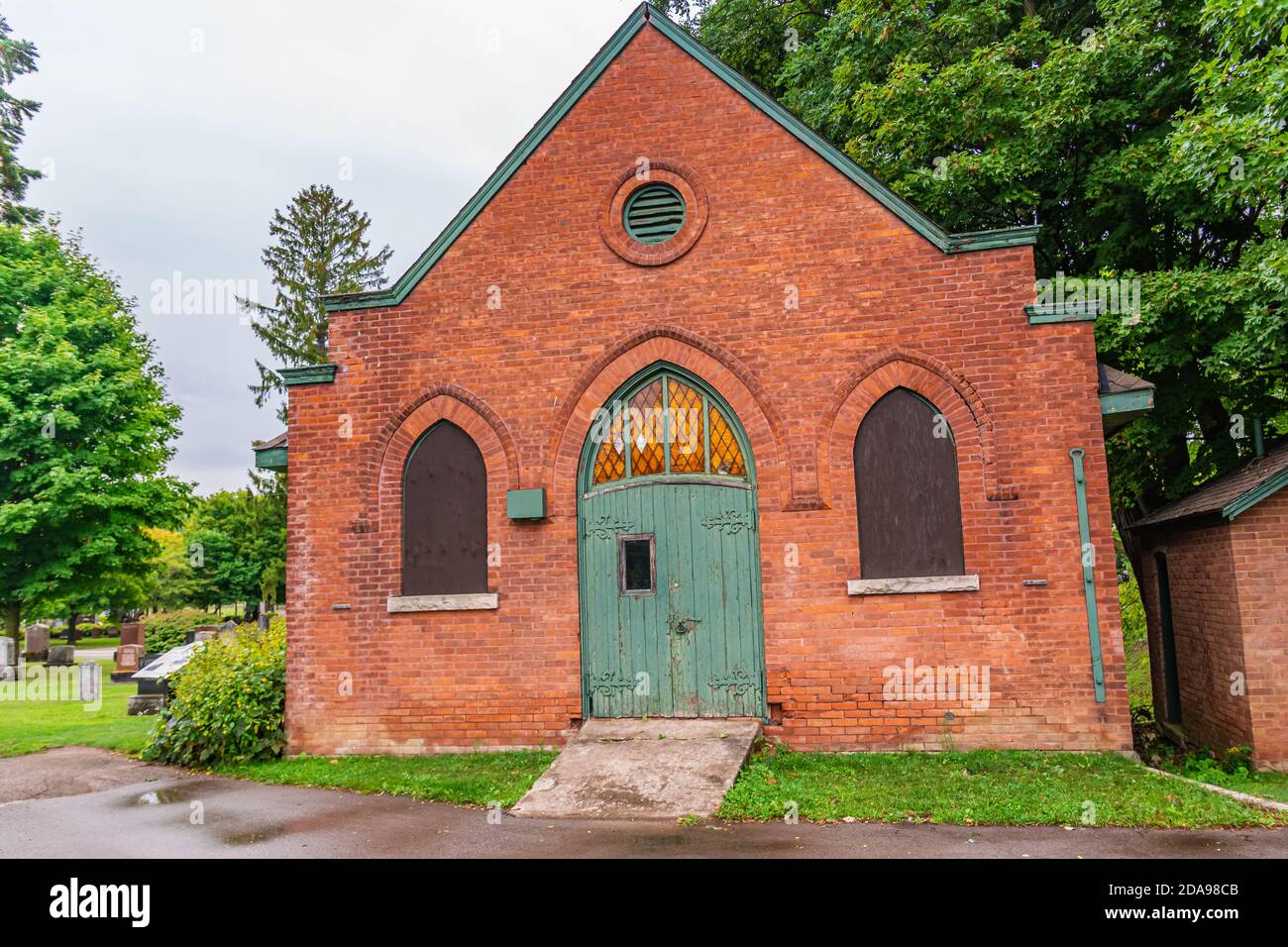 Historic Church and Tomb graveyard Stock Photo - Alamy
