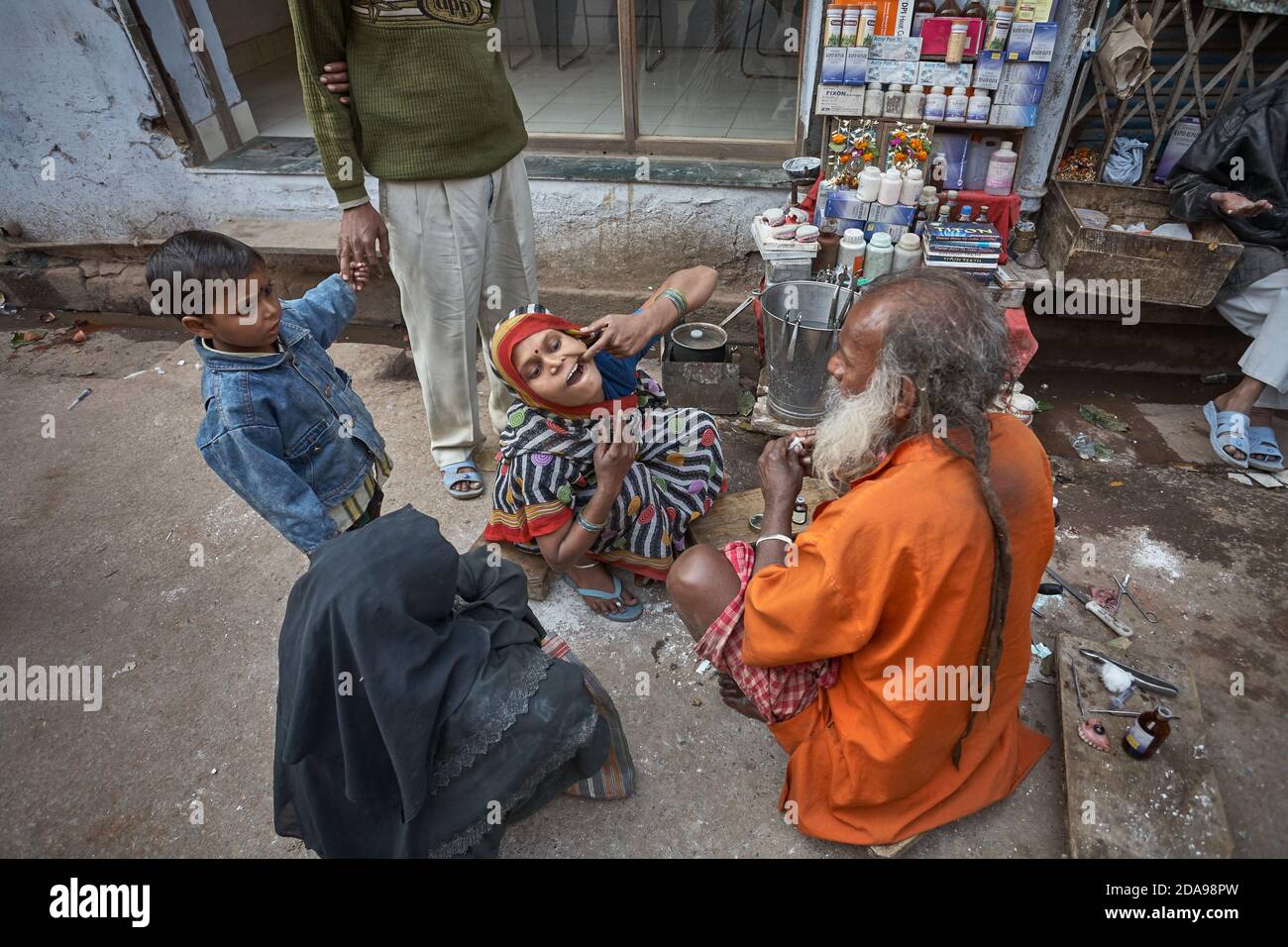 Varanasi, India, January 2008. A street dentist at work Stock Photo - Alamy