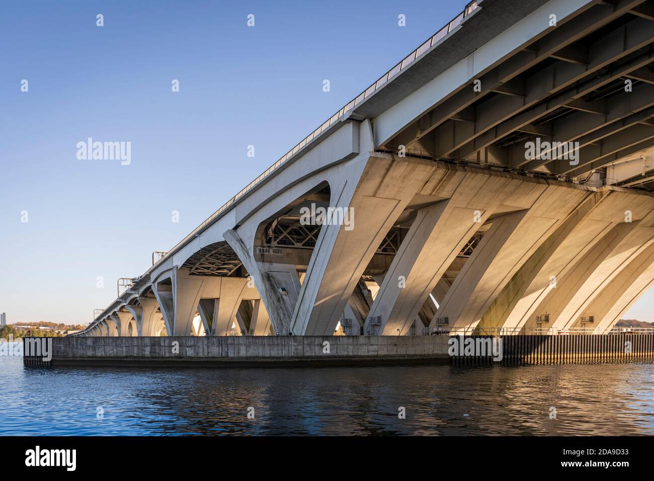 The Woodrow Wilson Bridge spans the Potomac River and connects ...