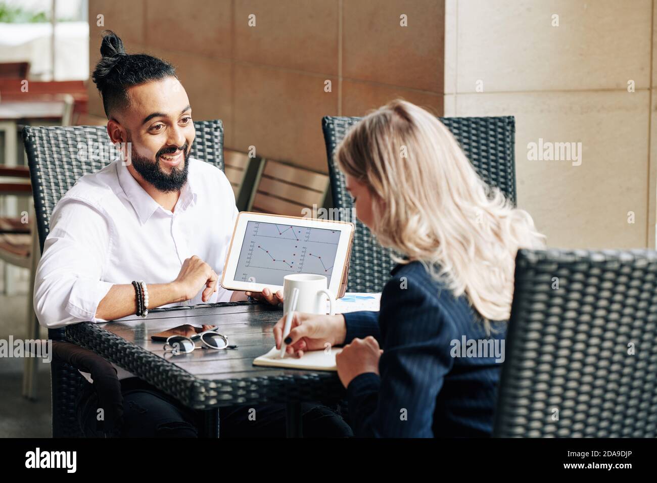 Business men partner notes hi-res stock photography and images - Alamy