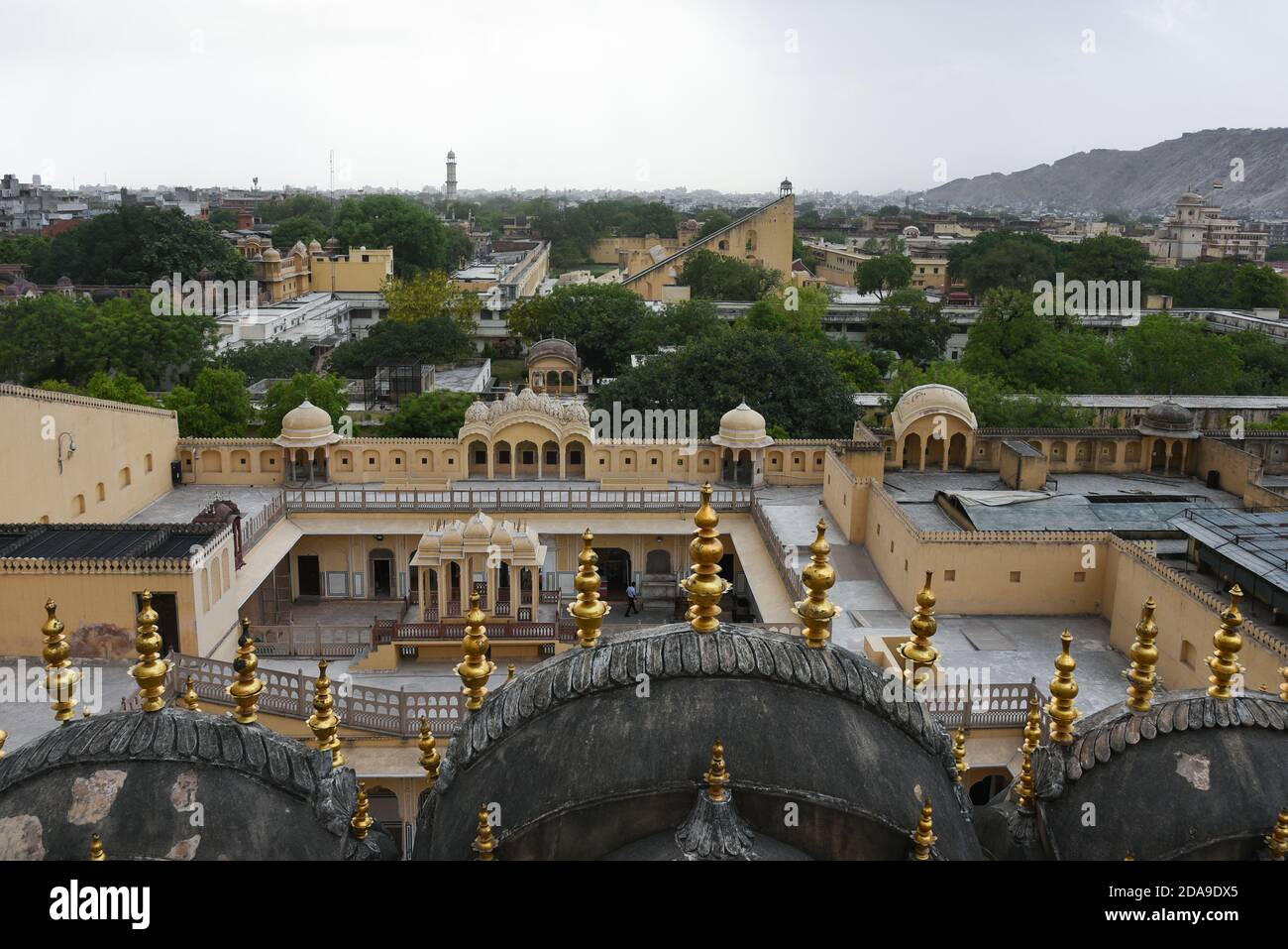 Hawa mahal windows hi-res stock photography and images - Alamy