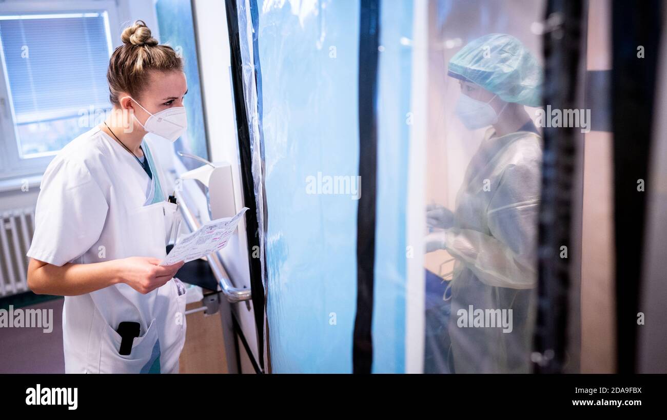 Mouth to mask ventilation hi-res stock photography and images - Alamy