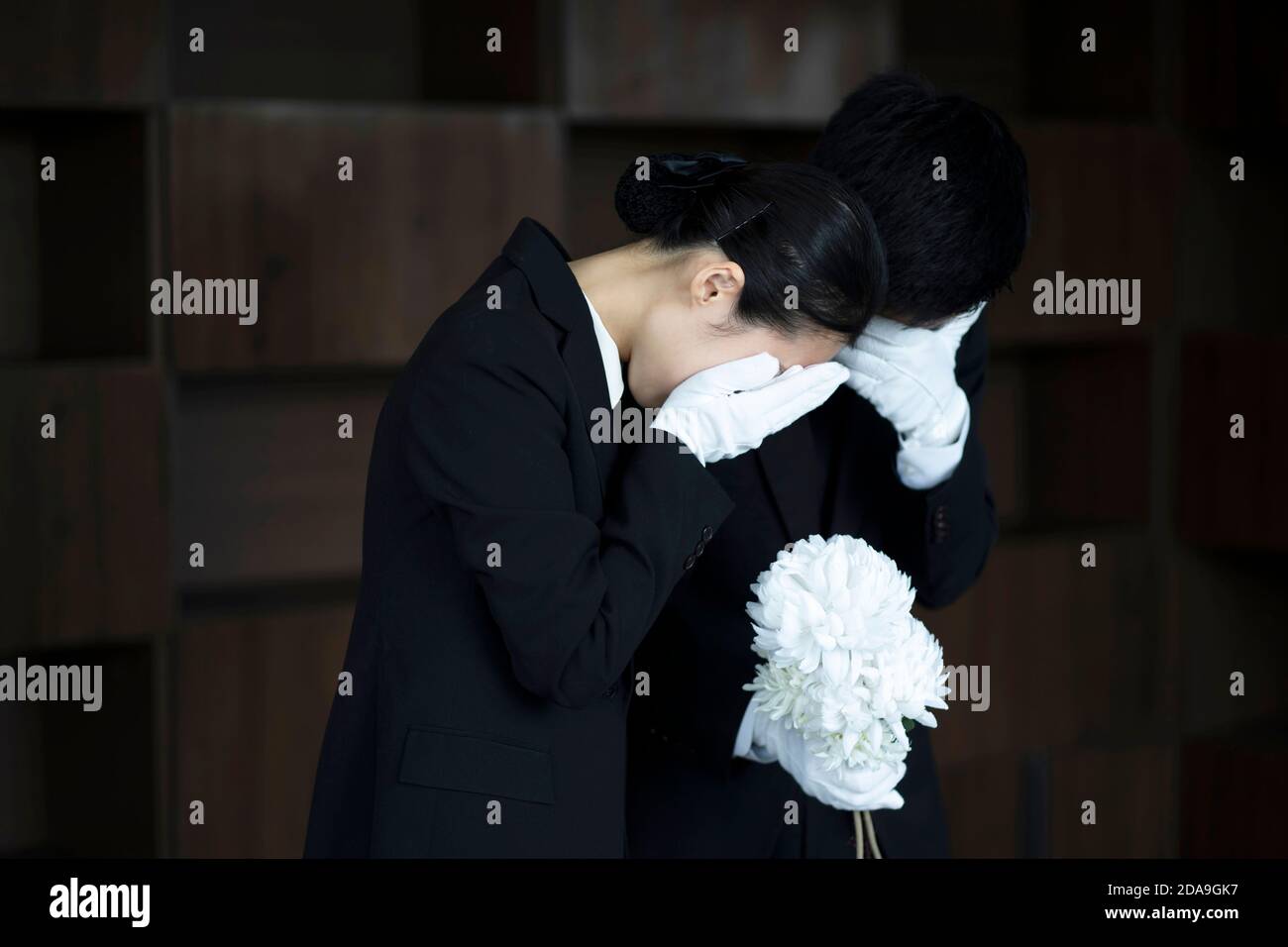 Death funeral distraught crying hi-res stock photography and images - Alamy