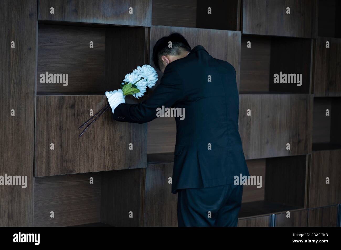 Death funeral distraught crying hi-res stock photography and images - Alamy