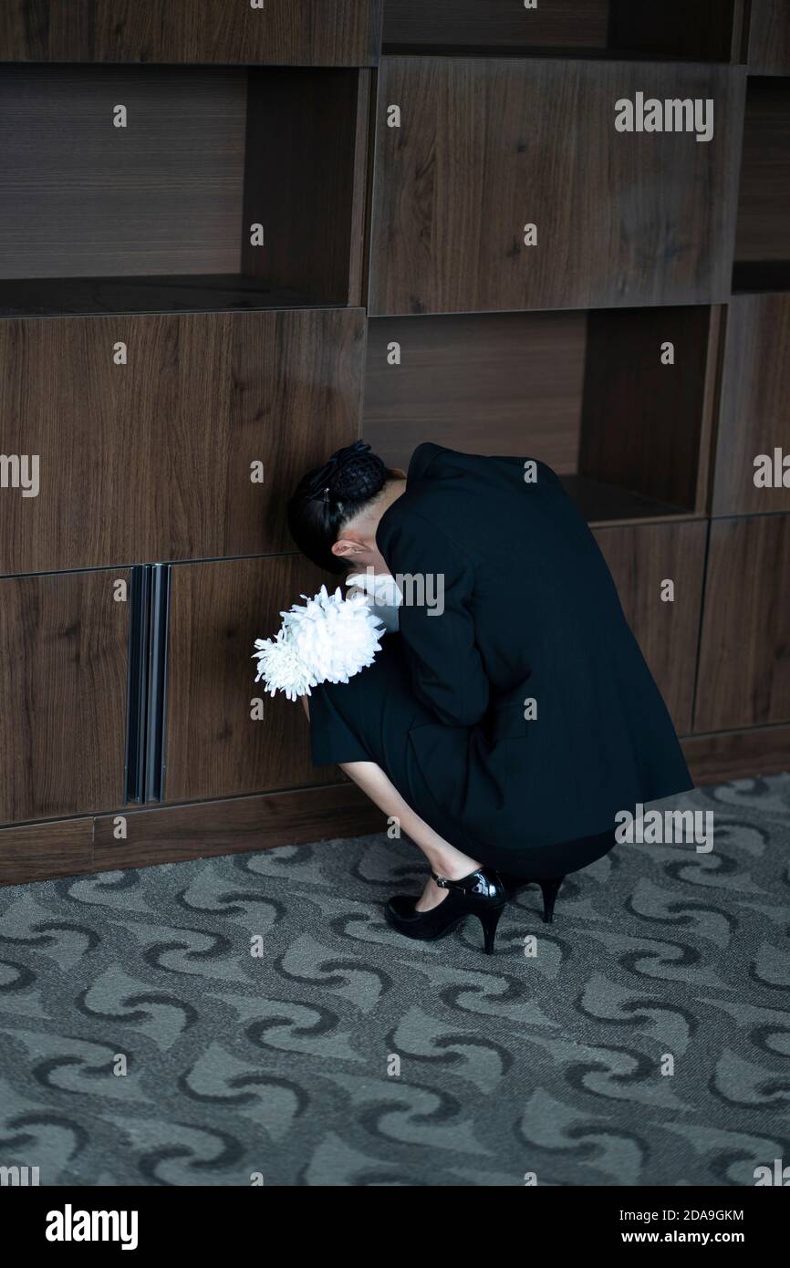 Death funeral distraught crying hi-res stock photography and images - Alamy
