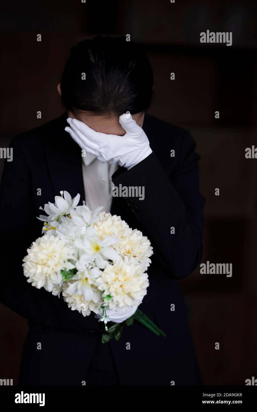 Death funeral distraught crying hi-res stock photography and images - Alamy